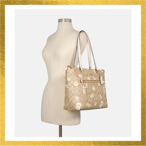 Coach | Bags | Coach Gallery Tote In Signature Canvas With Daisy Print ...